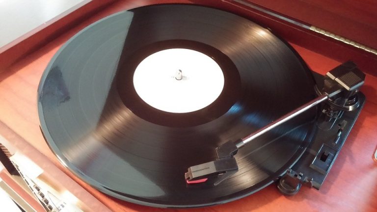 5 Best Vintage Record Player & Turntable Reviews in 2019